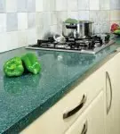 Dunkelgrüne Arbeitsplatte in der Küche