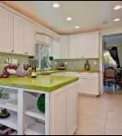 Countertop hijau terang di dapur yang terang