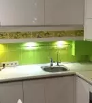 Zelená zástěra v blízkosti pracovního prostoru v kuchyni