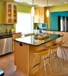 Zelené zdi a hnědý kuchyňský nábytek