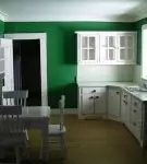 Donkere griene keukenmuorren mei wite meubels