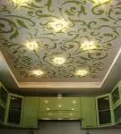 Zelený vzor na kuchyňském stropu