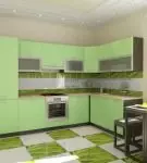 Gaiši zaļās mēbeles un spilgti stāvs virtuvē