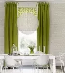 Rèm cửa màu xanh lá cây trong bếp với đồ nội thất màu trắng