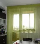 Rèm cửa bếp màu xanh lá cây trong bếp