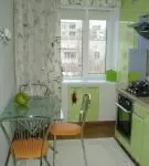 Kufje jeshile dhe tyl në kuzhinë të ndritshme