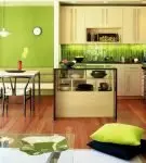 Zaļais dekors lielajā virtuves interjerā