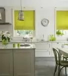 Perde të gjelbra të mbështjellë në kuzhinë të bardhë