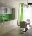 Gaiši zaļa aizkars virtuvē