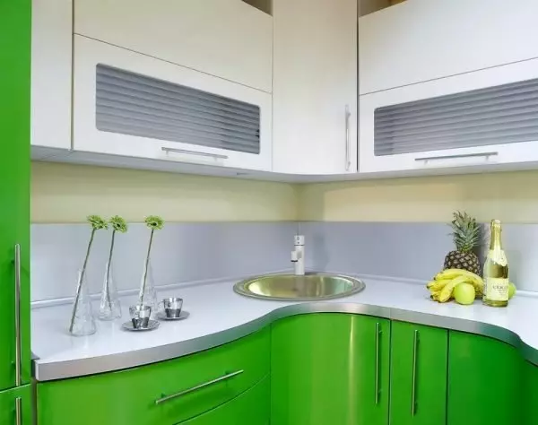 Auriculares verdes brancos na cociña