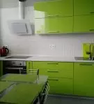 Mobiliario de cociña lacónico con mobles verdes