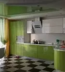 Grünes Headset und geometrisches Muster in der Küche