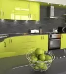 Kelabu gelap dan hijau tepu di suasana dapur