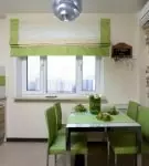 Kuchyně s římskými závěsy a zelenými židlemi