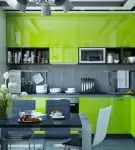 Interiér kuchyně v šedozelených barvách