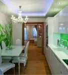 Sienas sienas un zaļš priekšauts virtuves interjerā
