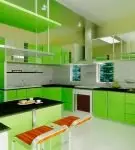 Spilgti zaļās mēbeles virtuvē ar vieglu grīdu