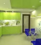 Zelené sluchátka a modré židle v kuchyni