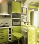 Bucătărie modernă cu ecrane verde