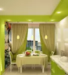 Plafonul cu două culori în bucătărie cu un card alb-verde