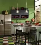 Daudzkrāsains grīdas segums virtuvē zaļās sienās