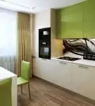 Dulapuri strălucitoare și dulapuri verzi în bucătărie