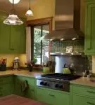 Kuzhina me mobilje masive të gjelbër