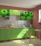 Kuzhina me fasada të ndritshme të kabinetit në të gjelbër