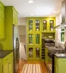 Krāsu kombinācija virtuvē ar interjeru zaļā gamma