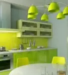 Zaļās mēbeles un lustra virtuvē