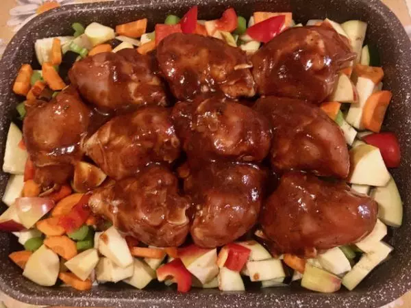 Ayam pada sayuran dalam kontradiksi