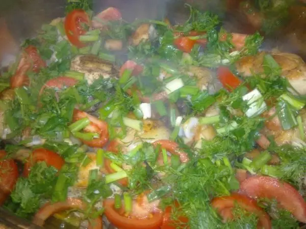 Сковорода з овочами і куркою