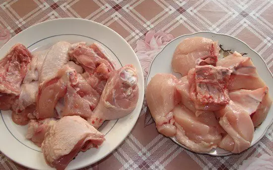 شرائح الدجاج الخام على طبقتين