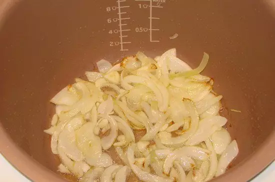 Pečené cibule v misce vícebarváků
