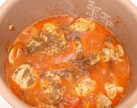 Chakhokhbilted fra kylling med krydderier i en skål med multicookers