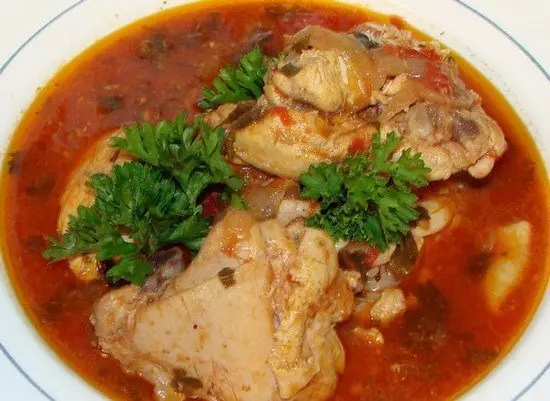 Chakhokhbilted από κοτόπουλο σε ένα πιάτο με χόρτα