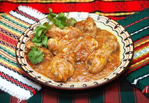 Chahokhbiled de pollastre georgià en una placa de porció a la taula