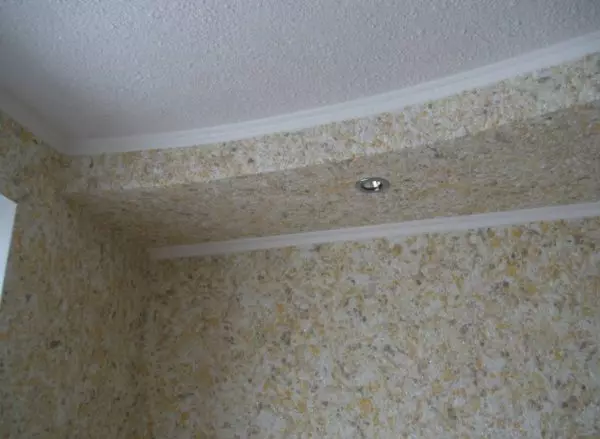 Getrocknete flüssige Tapeten an der Wand der Küche