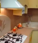 Bēša šķidruma tapetes uz virtuves priekšauta