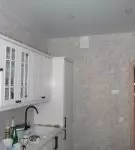 Kuchyňa s bielym kartou a ľahkou tapetou