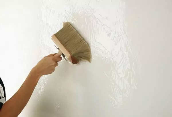 Tembok grinding sateuacan réngsé sareng wallpaper cair