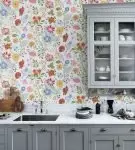 Pinsley vinyl wallpaper at grey furniture sa kusina