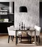 Dekorasyon ng pader ng dining area na may light vinyl wallpaper