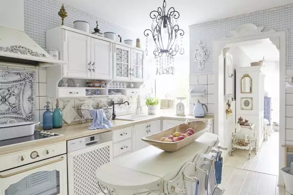 Shabbi-elegant kjøkken med vakre tapet og hvite paneler