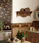 Wallpaper dengan corak di dapur dalam gaya negara