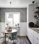 Menggabungkan wallpaper pejalan kaki dan panel putih di dapur