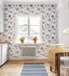 Pinsley háttérképek és fehér panelek egy keskeny konyha