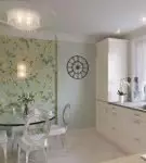 Kertas dinding yang cerah dan terang di bilik dapur-makan