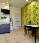 Grønne mønstrede og hvite bakgrunnsbilder på kjøkkenet