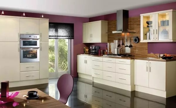 Бежевий кухонний гарнітур на тлі фіолетових стін